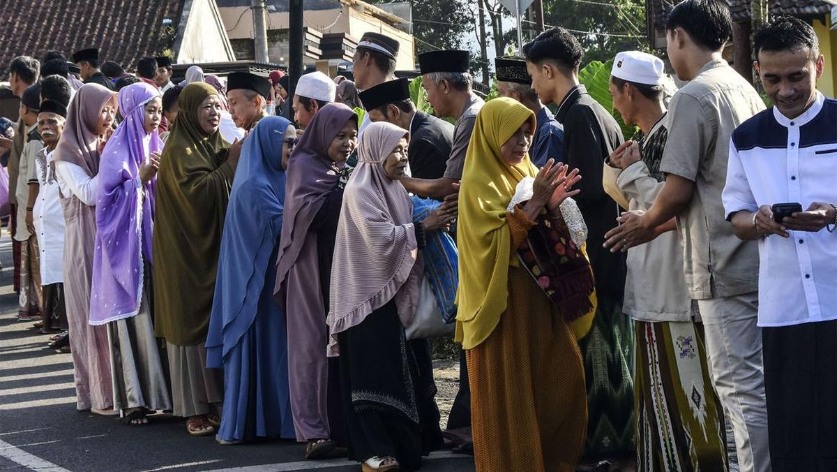 Makna dan Asal Usul Tradisi Halalbihalal di Indonesia Makna dan Asal Usul Tradisi Halalbihalal di Indonesia